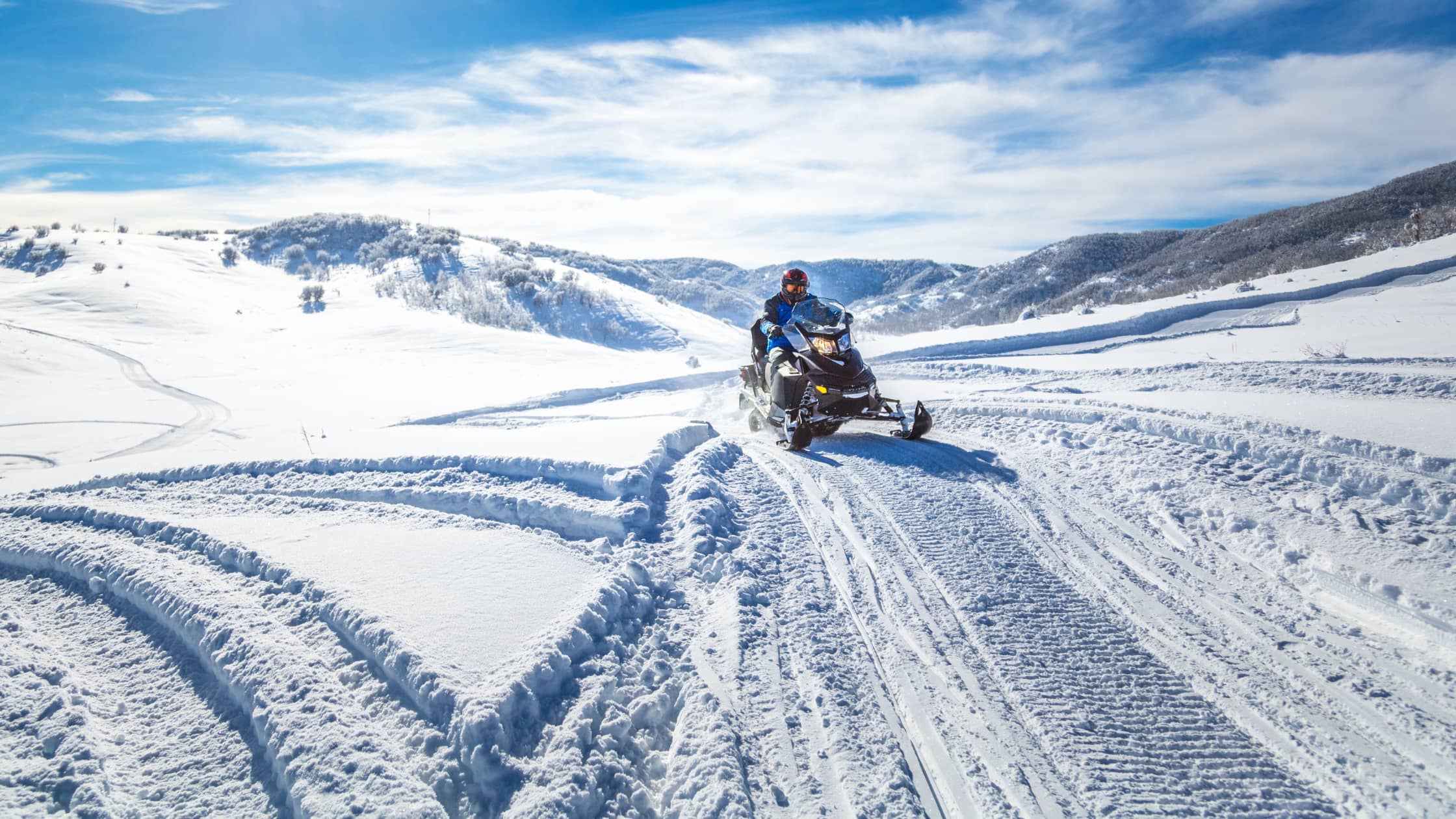 10 Essential Safety Tips for Snowmobiling Adventurers - Rozon Insurance
